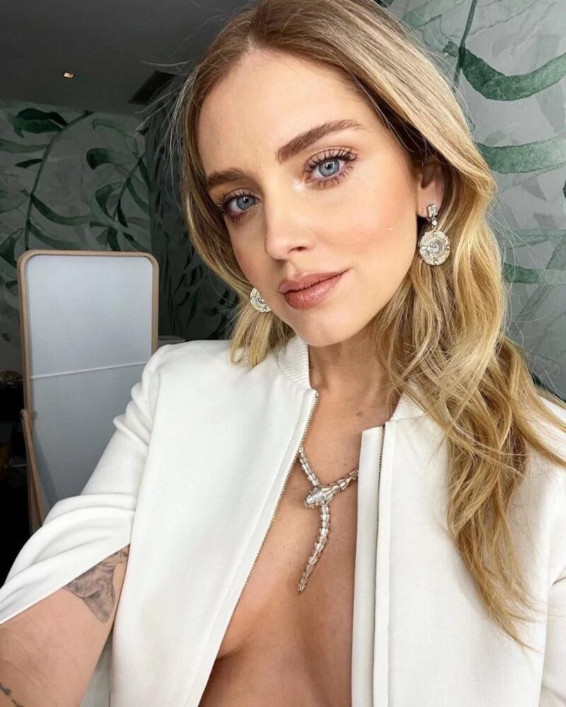 Chiara Ferragni, collana di diamanti degna di una regina: il prezzo è ... Chiara Ferragni, collana di diamanti degna di una regina: il prezzo è ...
