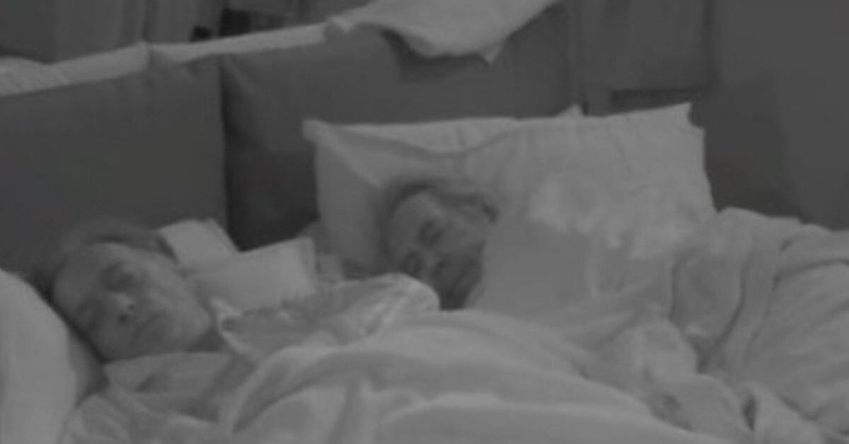 GF Vip, notte infuocata in casa tra scambi di letto e scherzi - Bigodino GF Vip, notte infuocata in casa tra scambi di letto e scherzi - Bigodino