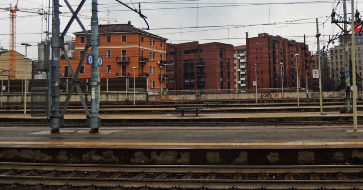 Donna investita da un treno a Lambrate: è morta sul colpo - Bigodino Donna investita da un treno a Lambrate: è morta sul colpo - Bigodino