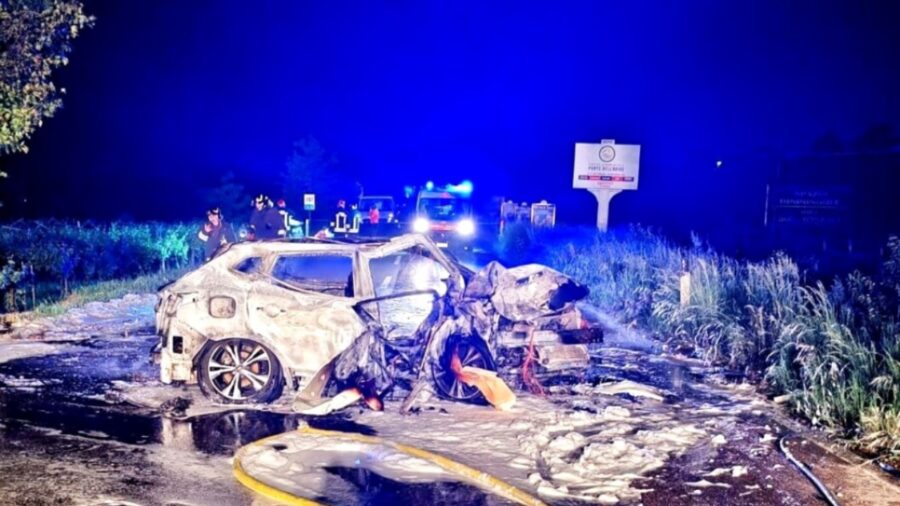 Lo schianto contro un albero e poi le fiamme, tragico incidente nel ... Lo schianto contro un albero e poi le fiamme, tragico incidente nel ...