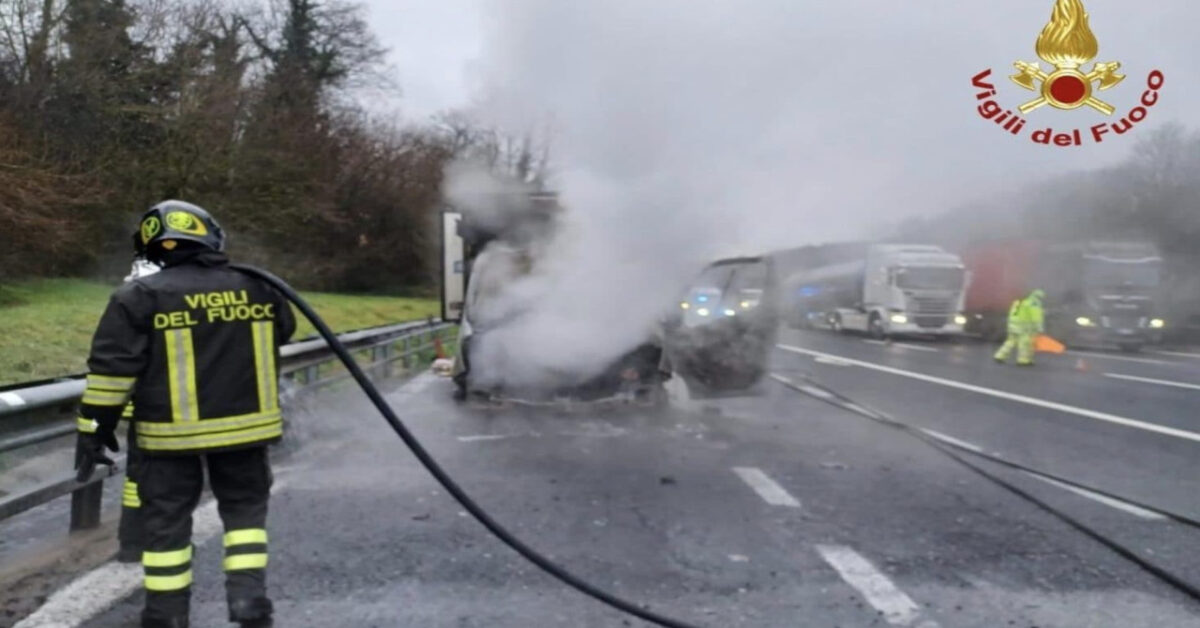 Incidente in autostrada, furgone prende fuoco: dove e cosa è successo Incidente in autostrada, furgone prende fuoco: dove e cosa è successo